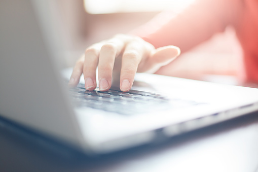 Memotong Bidikan Tangan Wanita Yang Mengetik Keyboard Komputer Laptop ... Memotong Bidikan Tangan Wanita Yang Mengetik Keyboard Komputer Laptop ...
