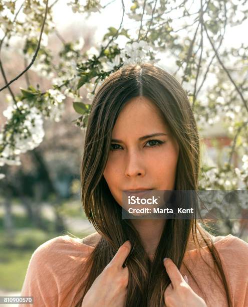 Gadis Berambut Cokelat Muda Yang Cantik Di Kebun Ceri Yang Mekar ... Gadis Berambut Cokelat Muda Yang Cantik Di Kebun Ceri Yang Mekar ...