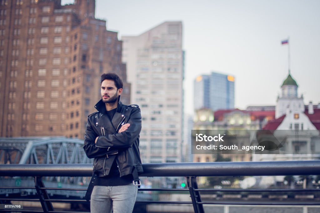 Hipster 남자 강 울타리 근처에 서 20 29세에 대한 스톡 사진 및 기타 이미지 20 29세 가죽 가죽 재킷