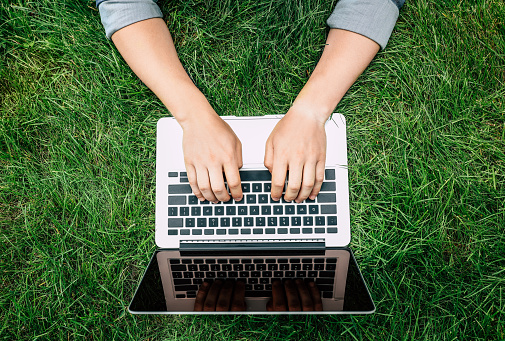 Memotong Bidikan Orang Yang Mengetik Di Laptop Dengan Layar Kosong Di ... Memotong Bidikan Orang Yang Mengetik Di Laptop Dengan Layar Kosong Di ...