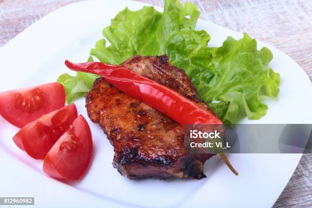 Steak Daging Panggang Dan Cabai Dengan Tomat Daun Selada Di Atas Piring