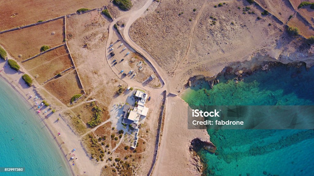 Ksylobatis Koufonissi 島波里海灘附近的著名洞穴的空中無人機照片基克拉澤斯希臘 照片檔及更多 地勢景觀 照片 Istock