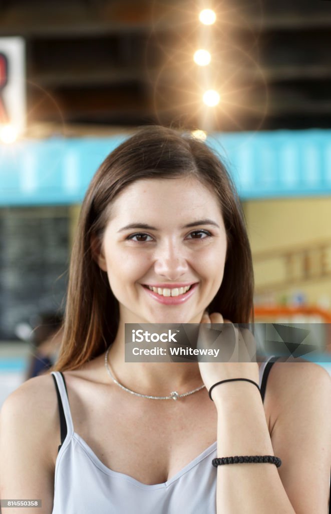 Photo Libre De Droit De Éblouissante Jeune Extérieur Fille Souriante De