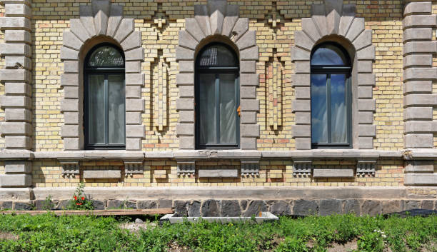 Free picture: Small gothic window with arch on brick wall