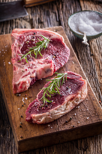 Steak Mentah Daging Sapi Steak Tbone Segar Mentah Dengan Lada Garam Dan