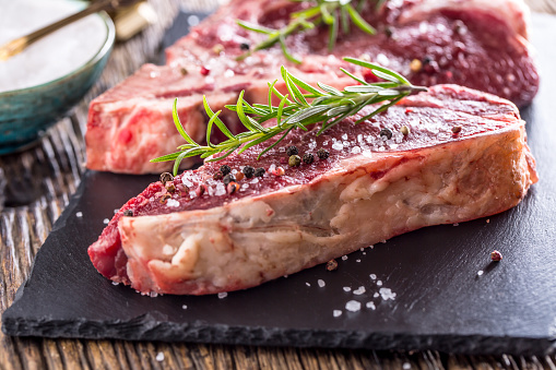 Steak Mentah Daging Sapi Steak Tbone Segar Mentah Dengan Lada Garam Dan