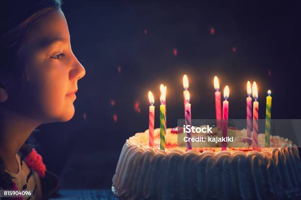 Gadis Kecil Bahagia Meniup Lilin Pada Kue Ulang Tahun Foto Stok - Unduh ... Gadis Kecil Bahagia Meniup Lilin Pada Kue Ulang Tahun Foto Stok - Unduh ...