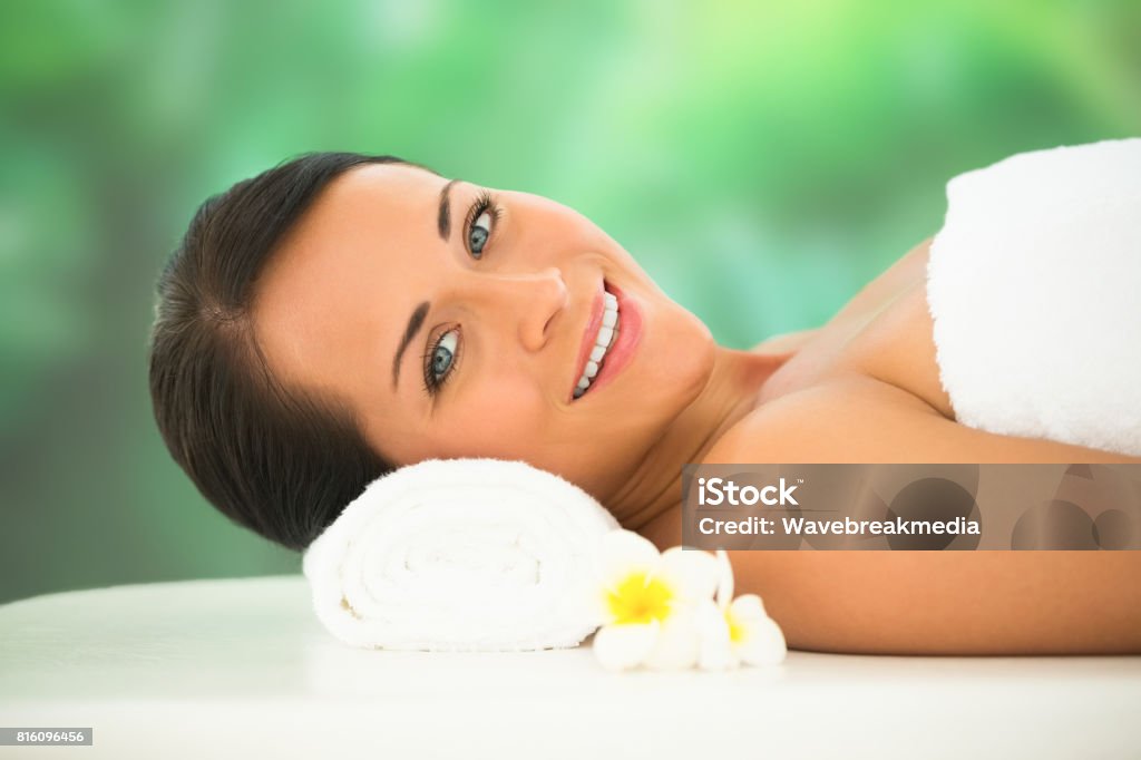 Foto De Bela Brunette Relaxante Na Mesa De Massagem Sorrindo Para A