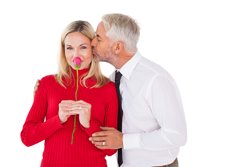 Photo Libre De Droit De Bel Homme Donnant À Son Épouse Un Baiser Sur La