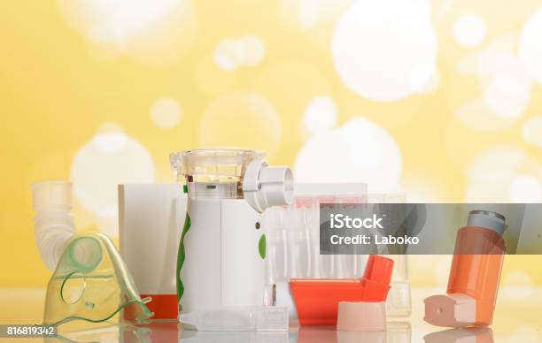 의료 장비 Nebulizer 흡입기 및 추상 노란색에 호흡기의 치료에 대 한 의약품 네블라이저에 대한 스톡 사진 및 기타 이미지
