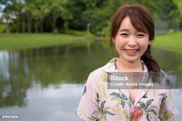 Potret Wanita Muda Asia Cantik Yang Menikmati Alam Di Taman Di Luar ... Potret Wanita Muda Asia Cantik Yang Menikmati Alam Di Taman Di Luar ...