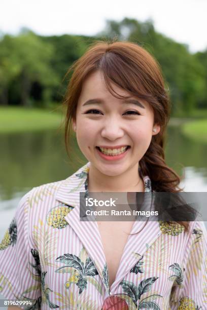 Potret Wanita Muda Asia Cantik Yang Menikmati Alam Di Taman Di Luar ... Potret Wanita Muda Asia Cantik Yang Menikmati Alam Di Taman Di Luar ...