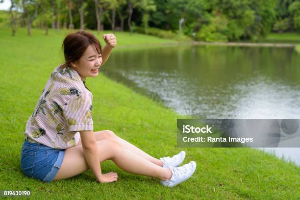 Potret Wanita Muda Asia Cantik Yang Menikmati Alam Di Taman Di Luar ... Potret Wanita Muda Asia Cantik Yang Menikmati Alam Di Taman Di Luar ...
