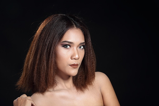 Bersihkan Kulit Wanita Rambut Coklat Lurus Dengan Pose Halus Senyum Bahu Terbuka Foto Stok