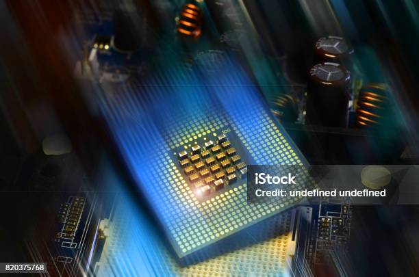 Cpu 프로세서 마더보드 색상 효과를 통해입니다 배경 0명에 대한 스톡 사진 및 기타 이미지 0명 Cpu 과학 Istock