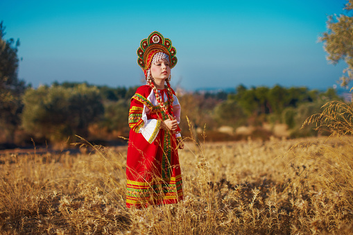 필드에서 전통적인 민속 의상에서 러시아 아름다움 여자 Kokoshnik에 대한 스톡 사진 및 기타 이미지 Kokoshnik