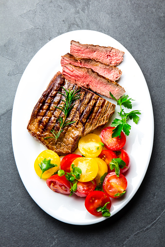 Irisan Steak Daging Sapi Panggang Langka Sedang Disajikan Di Atas