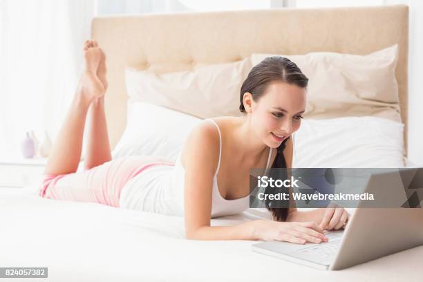 Hübsche Brünette Mit Laptop Am Bett Stockfoto Und Mehr Bilder Von 20 24