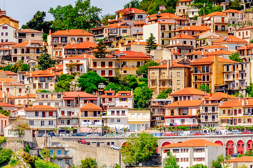 Arachova 그리스의 공중 전망입니다 파 산 그리스의 녹색 사면에 있는 마 건축에 대한 스톡 사진 및 기타 이미지 건축