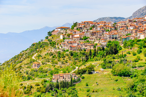 Arachova 그리스의 공중 전망입니다 파 산 그리스의 녹색 사면에 있는 마 건축에 대한 스톡 사진 및 기타 이미지 건축