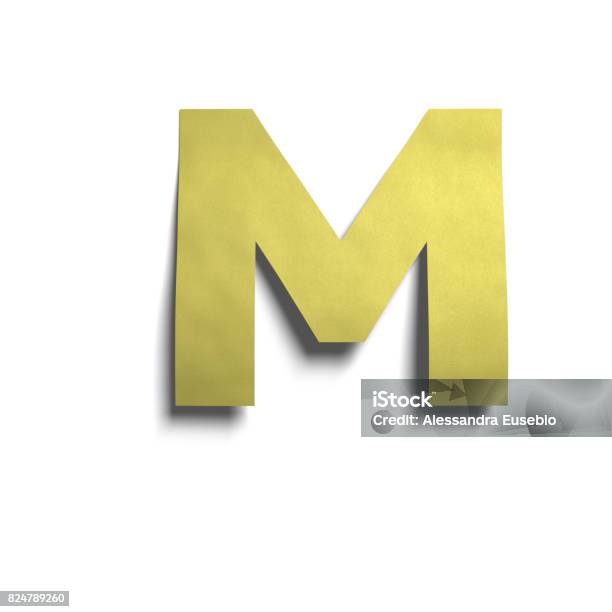 3d 현실 노란 종이 흰색 배경에 고립 된 부드러운 그림자와 대문자 M 노트 0명에 대한 스톡 사진 및 기타 이미지 0명
