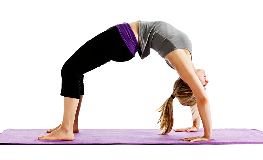 Urdhva Dhanurasana 위쪽으로 활 요가 포즈를 보여주는 여자 거꾸로에 대한 스톡 사진 및 기타 이미지 거꾸로