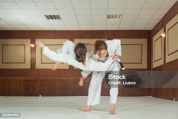 Jiu Jitsu의 여자의 섹션입니다 여자는 리셉션에 밖으로 작동합니다 도복 벨트에 대한 스톡 사진 및 기타 이미지 도복