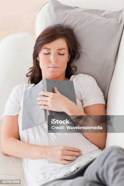 Wanita Cantik Muda Beristirahat Dan Membaca Buku Sambil Berbaring Di ... Wanita Cantik Muda Beristirahat Dan Membaca Buku Sambil Berbaring Di ...