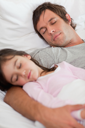 Photo Libre De Droit De Portrait Dun Père Calm Dormir Avec Sa Fille