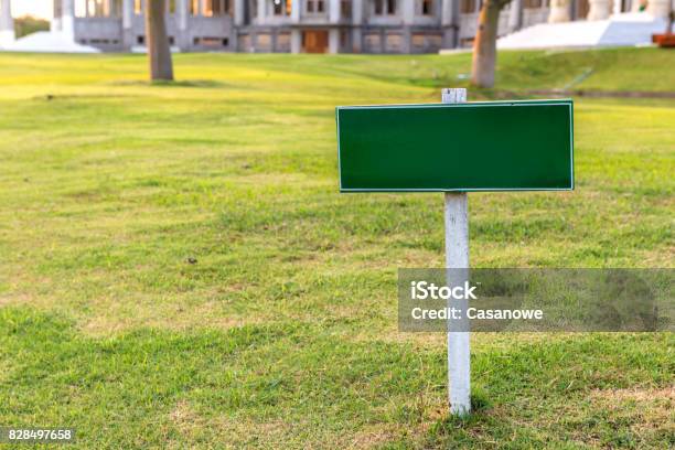 Papan Reklame Atau Tanda Peringatan Tolong Jauhkan Dari Halaman Foto ... Papan Reklame Atau Tanda Peringatan Tolong Jauhkan Dari Halaman Foto ...