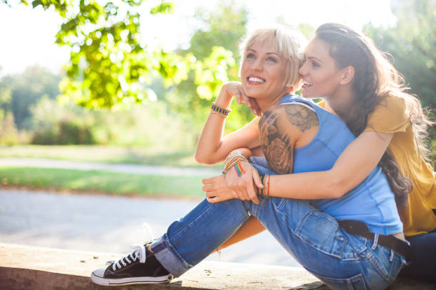 8 000 Fotos Bilder Und Lizenzfreie Bilder Zu Lesbian Kissing Istock