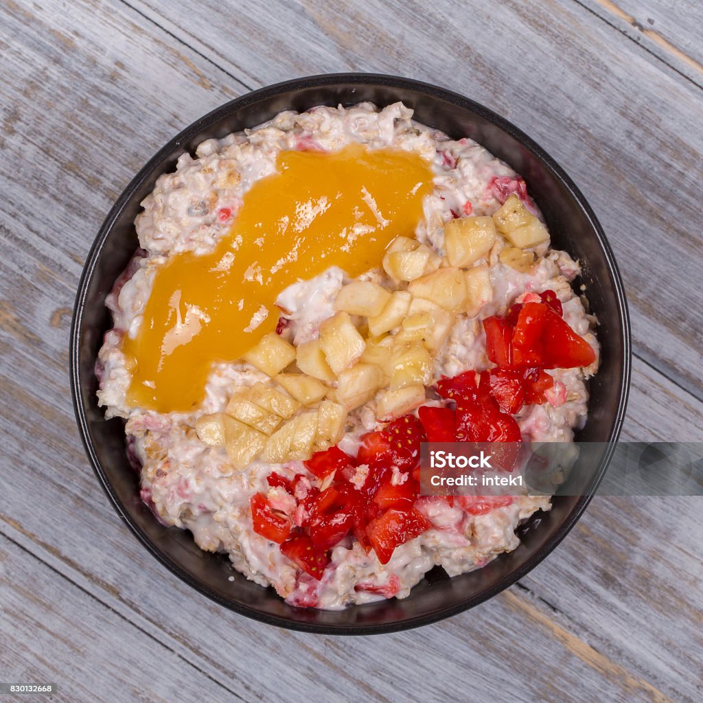 Muesli 빨간색 딸기 바나나 Chia의 종자 귀리 플레이크 꿀 하 고 요구르트와 옷 0명에 대한 스톡 사진 및 기타 이미지