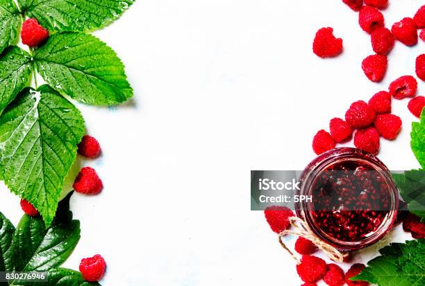 Selai Raspberry Buatan Sendiri Dalam Toples Pada Latar Belakang Putih