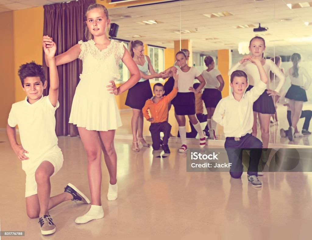 Niños Bailando La Danza Del Par En Clase Foto De Stock Y Más Banco De