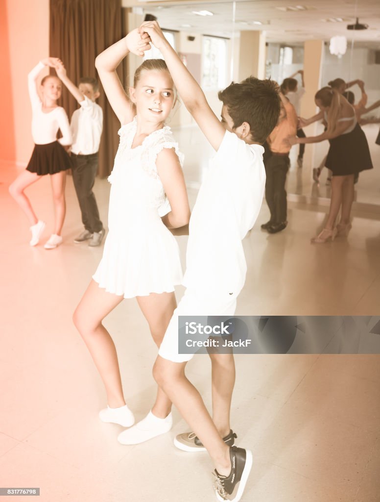 Niños Bailando La Danza Del Par En Clase Foto De Stock Y Más Banco De