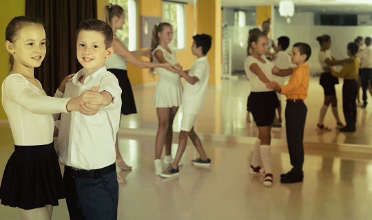Niños Bailando La Danza Del Par En Clase Foto De Stock Y Más Banco De