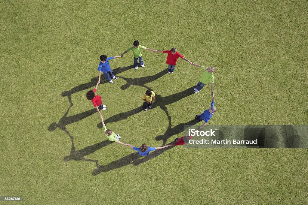 어린이들과 쥠 손을 In A Circle 손 잡기에 대한 스톡 사진 및 기타 이미지 손 잡기 원형 하이 앵글 Istock