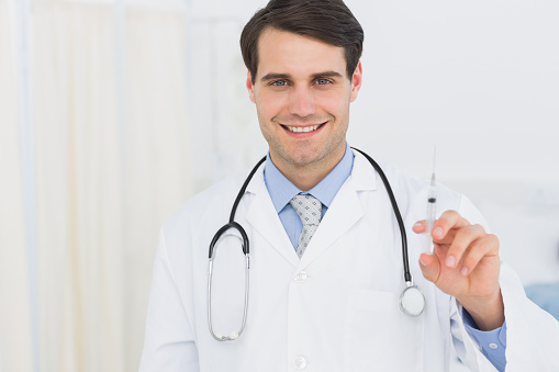 Potret Seorang Dokter Tampan Memegang Suntikan Foto Stok - Unduh Gambar ... Potret Seorang Dokter Tampan Memegang Suntikan Foto Stok - Unduh Gambar ...