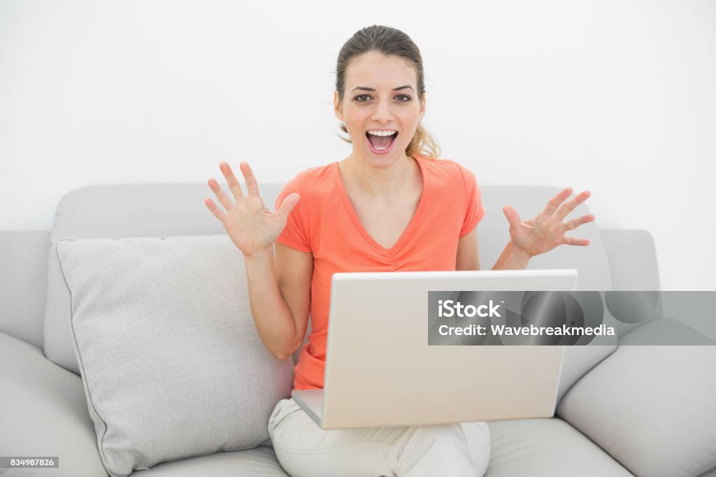Photo Libre De Droit De Portrait De Femme De Vivats Mignonne À Laide De