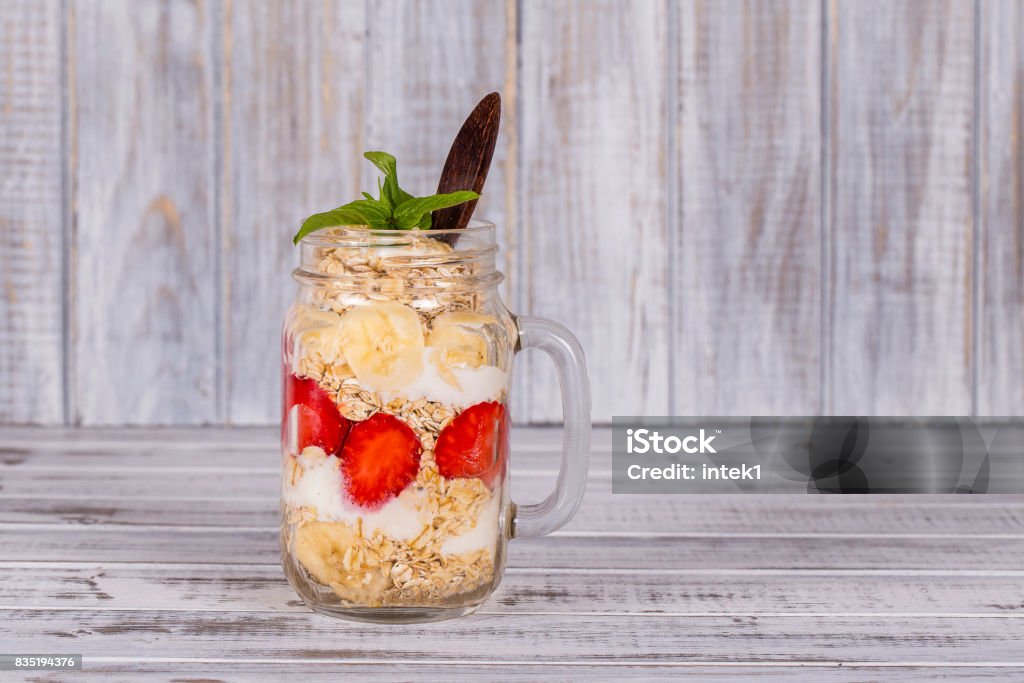 Muesli 빨간색 딸기 바나나 Chia의 종자 귀리 플레이크 꿀 하 고 요구르트와 옷 0명에 대한 스톡 사진 및 기타 이미지