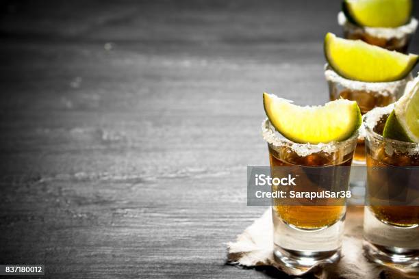 Tequila Dengan Irisan Garam Dan Jeruk Nipis Foto Stok - Unduh Gambar ... Tequila Dengan Irisan Garam Dan Jeruk Nipis Foto Stok - Unduh Gambar ...