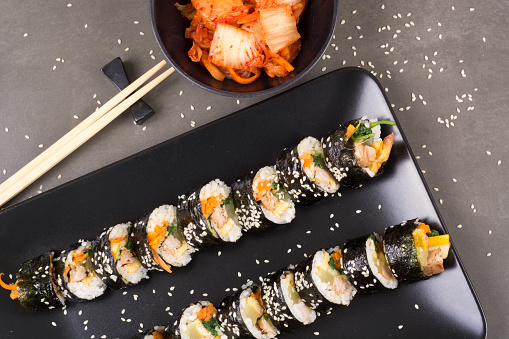 Kimbap 한국 참치 롤 건강한 식생활에 대한 스톡 사진 및 기타 이미지 건강한 식생활 검은색 그릇 Istock