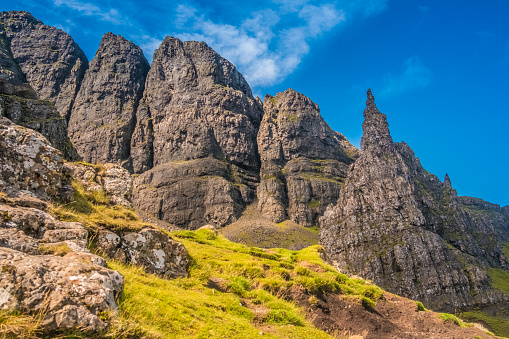 Storr 스코틀랜드의 하이랜드 스카이 섬의 Trotternish 반도에 바위 언덕 언덕 서쪽 Gentler 잔디 슬로프와 대조