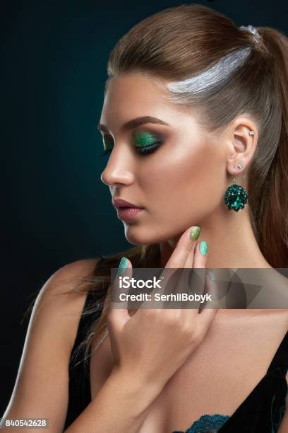 Brunette Cantik Dengan Gaya Rambut Dengan Elemen Riasan Perak Dan Hijau
