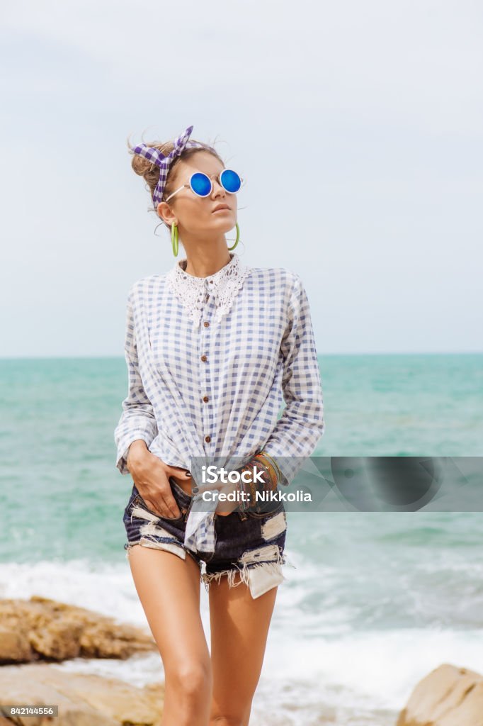 Ładna Dziewczyna Na Dużym Kamieniu Na Plaży Zdjęcia Stockowe I Więcej