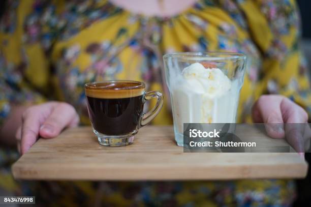 Affogato 커피 또는 나무 보드와 배경을 흐리게에 샌드위치와 에스프레소 한 잔을 들고 여자의 손 0명에 대한 스톡 사진 및