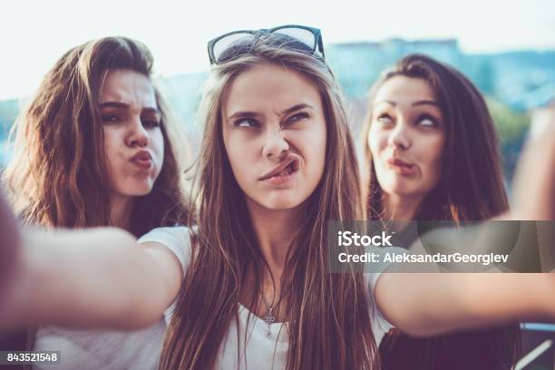 Selfie를 복용 하 고 야외에서 얼굴을 만드는 미친 여자의 그룹 십대에 대한 스톡 사진 및 기타 이미지 십대 얼굴