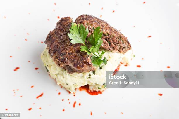Cutlets 나무 바탕에 소스와 함께 접시에 파 슬 리와 으깬된 감자와 엘크의 0명에 대한 스톡 사진 및 기타 이미지 0명