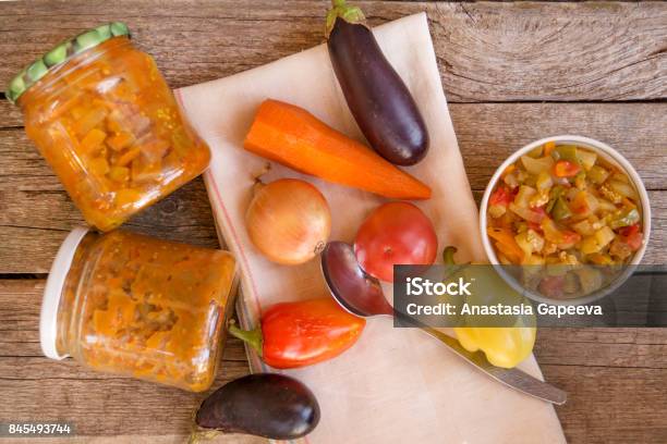 Aubergines 토마토 양파 당근 고추 나무 배경에 두 개의 유리 항아리와에서 스튜 Lechón에 대한 스톡 사진 및 기타