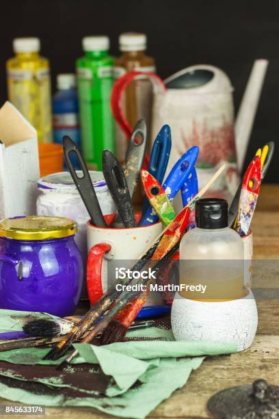 Decoupage 제품입니다 홈 작가 워크숍 페인 터의 작업 책상에 장애 브러시 및 색 고풍스런에 대한 스톡 사진 및 기타